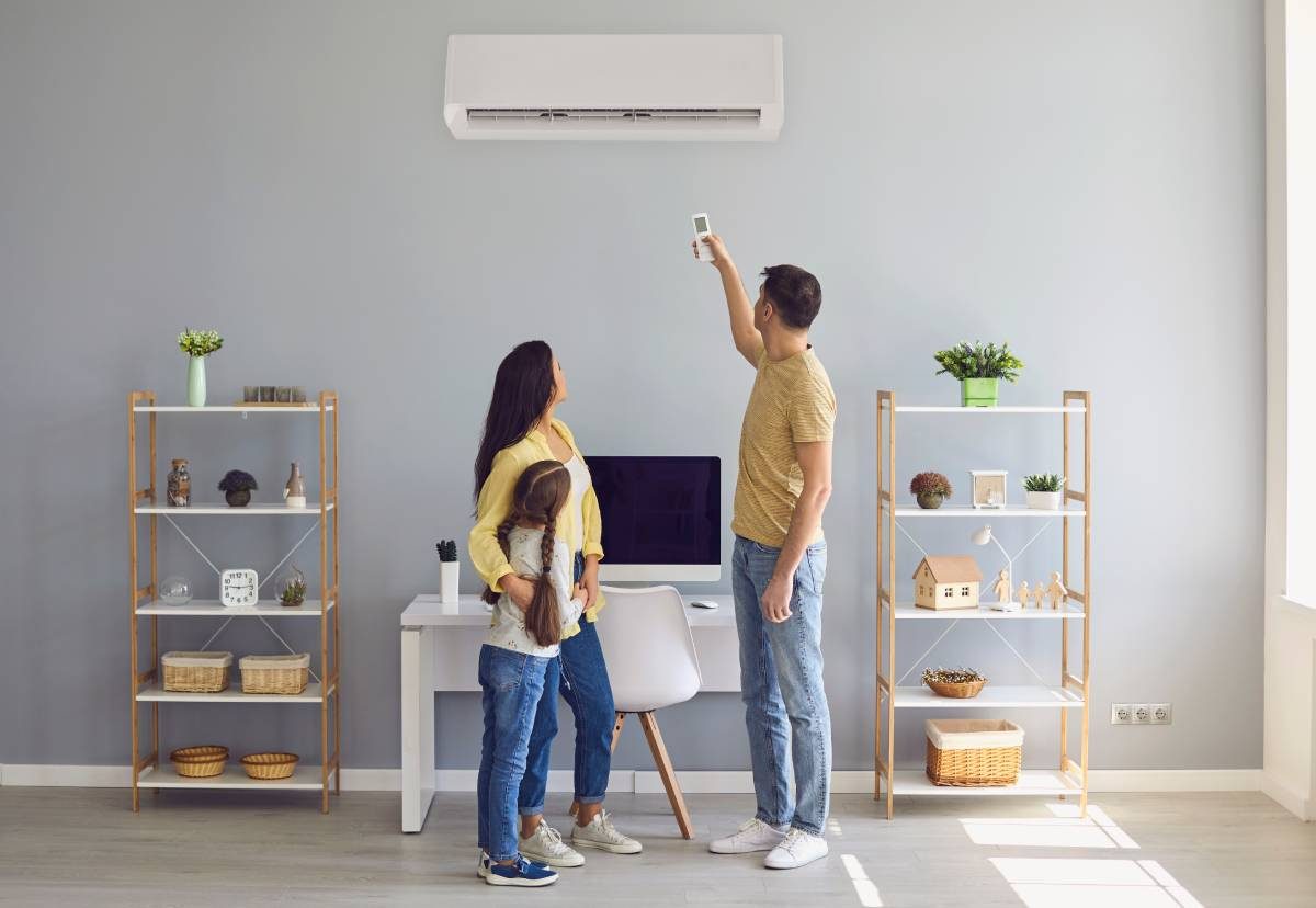 Floor-standing vs Wall-mounted Split Units: Which is Better? | Daikin